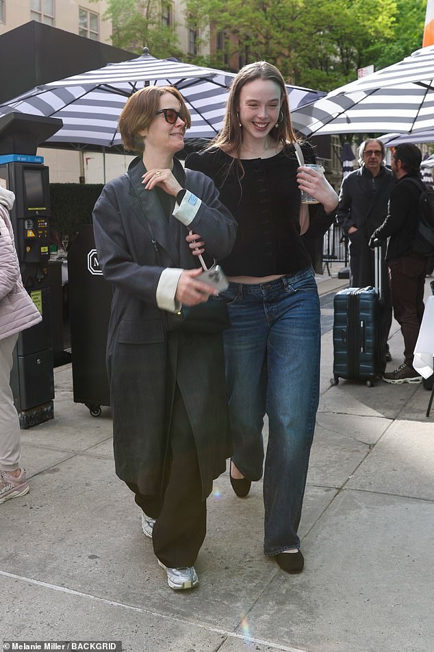 Sarah Paulson and Ella Beatty's Hand-in-Hand Tonys Moment Sparks ...